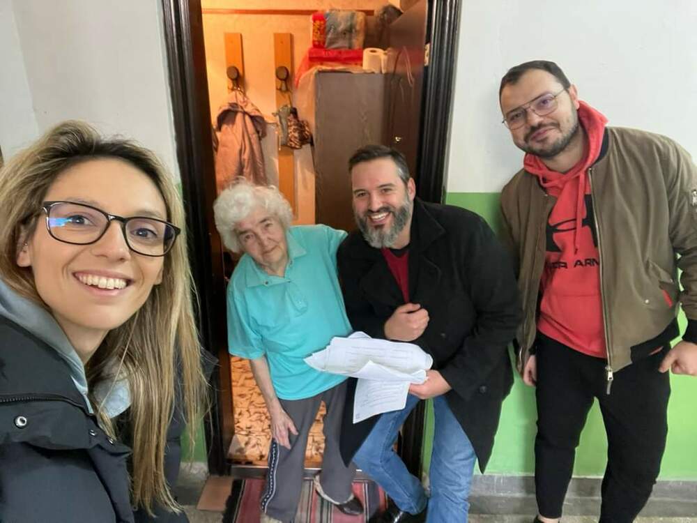 400 семейства от Перник и Радомир получават ПОМОЩ от актрисата Луиза Григорова и нейната