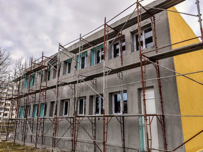 Усилен ремонт в най старото училище в Перник свеждат до минимум харчовете за отопление