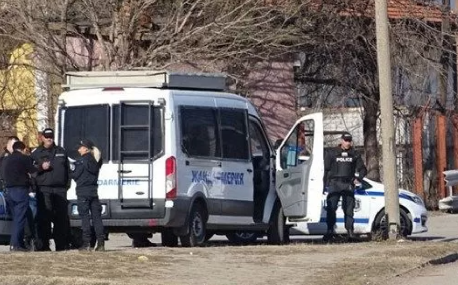 Полиция претараши магазин за домашни потреби в Радомир над 350 нелегални артикула сред които