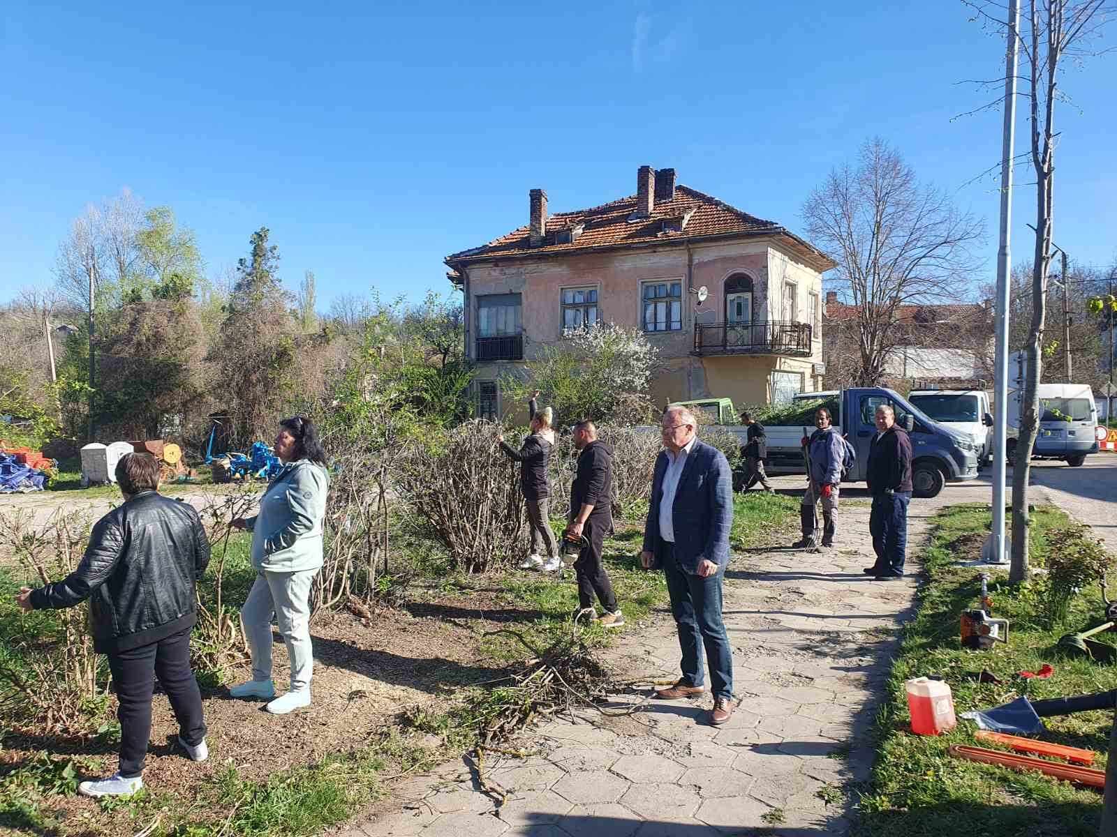 Кметът на Община Земен Михаил Златанов стартира кампания за пролетно почистване Перник помага с